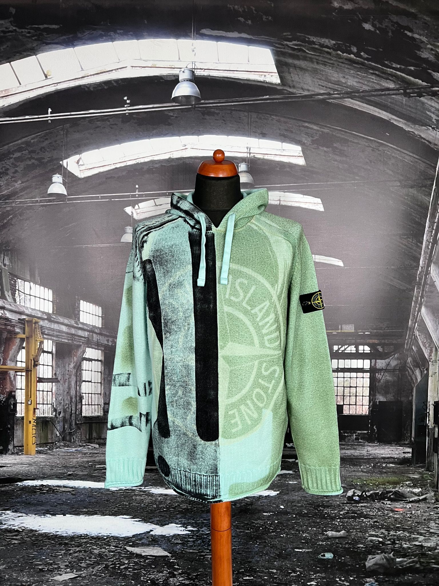 STONE ISLAND MANUAL PRINT TREATMENT ‘MOTION SATURATION’ SWEATSHIRT - X ...